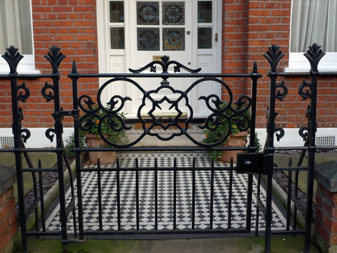 Heaver Estate Rail Gate Style London - London Garden Design